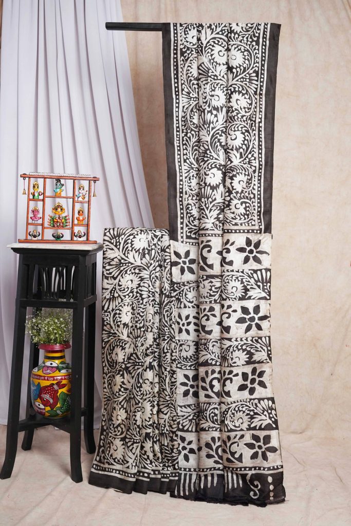 HANDWOVEN BLACK & WHITE COLOUR BATIK SILK (TULI BATIK) SAREE WITH 95 CM BLOUSE PIECE - Joyee ...